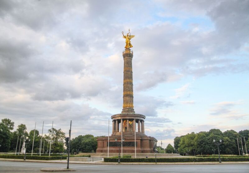 Berlin: Private 2-Hour Sightseeing Tour in Classic GDR Van - The Experience: What Its Like