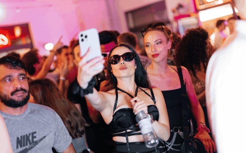 Berlin: Pub Crawl with Shots and VIP Club Entry - Key Points
