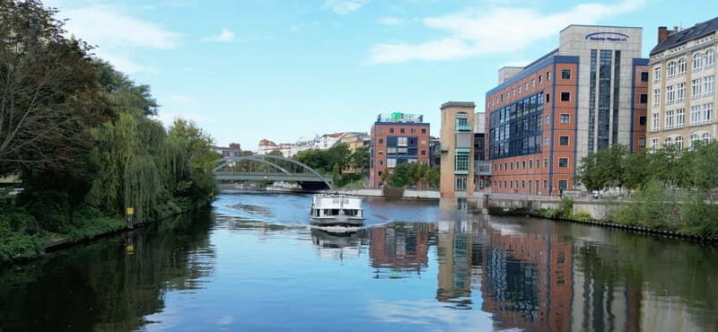 Berlin: Sightseeing Cruise from Berlin Main Station - Key Points
