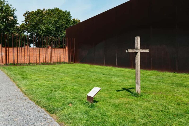 Berlin: Wall Tour  Fates, Love Stories, and Heroes - FAQs