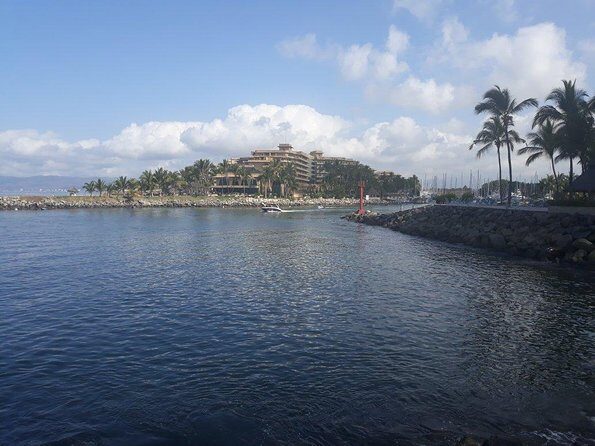 Bertram 38' Convertible Boat in Puerto & Nuevo Vallarta - Key Points