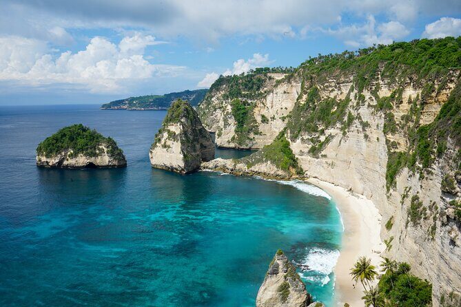 Best of Combination East and West of Nusa Penida - Instagram Spot - Stop 1: Diamond Beach – White Sands and Cliffs
