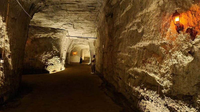 Between Catacombs and ancient Quarries in Rome - Key Points