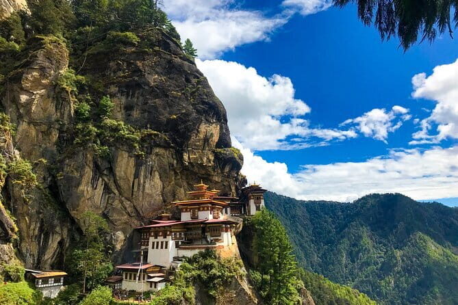 Bhutan Holiday to Land of Thunder Dragon Multi Day Tour - Transportation, Accommodation, and Group Size