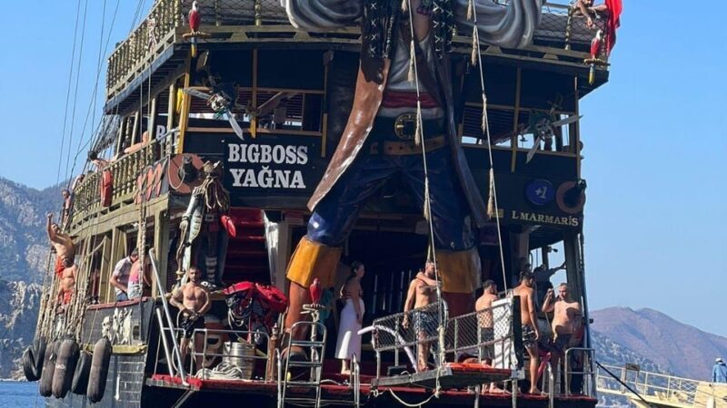 Bigboss Diamond Pirate Boat Trip - The Experience: Entertainment and Atmosphere