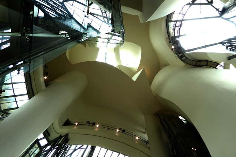 Bilbao: Titanium & Glass - Private Tour (German/English) - Art in Context: Exhibitions and Artists