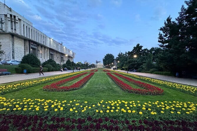 Bishkek : USSR History , Soviet Architects , Statues & Mosaics - Practical Details and Value