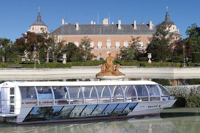 Boat cruise with guide on board + Historical City Adventure Gift - Introduction