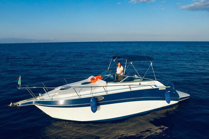 Boat excursions in the Bay of Taormina and Gardens on a private basis - Key Points