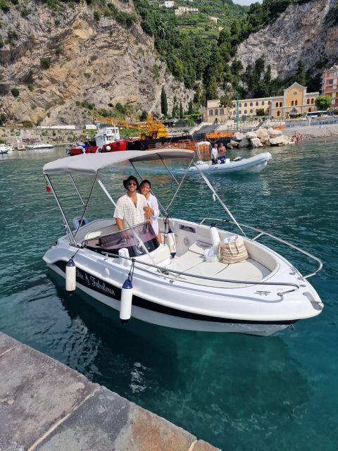 Boat rental: discover beaches, caves and hidden coves - Key Points