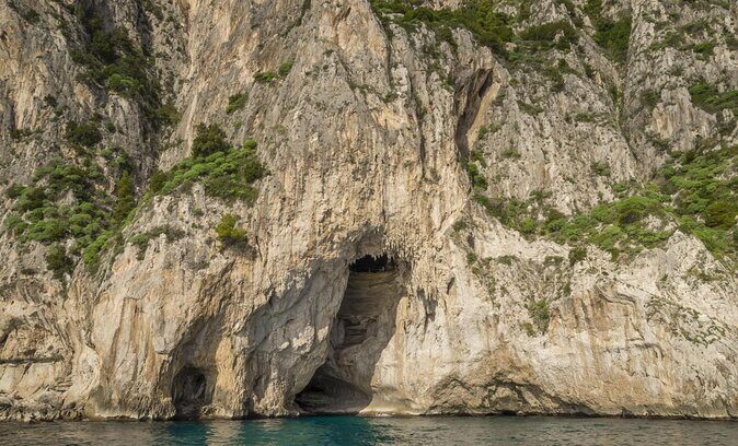 Boat tour of Capri (tour classes 2 hours ) - Introduction