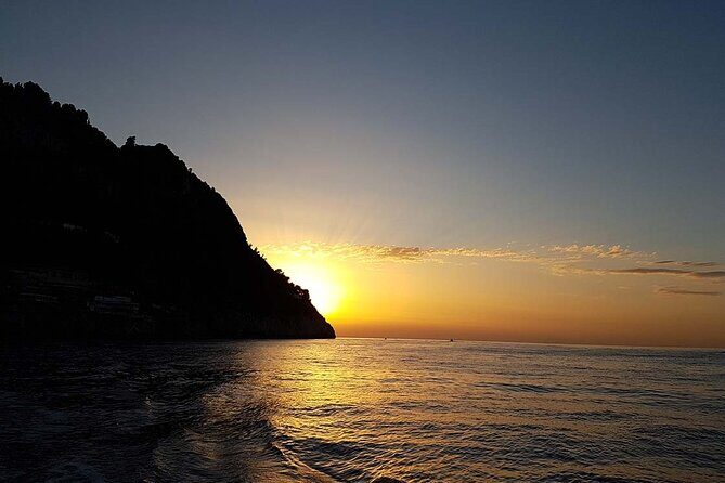 Boat tour of Capri (tour classes 2 hours ) - Key Points