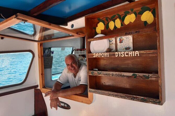 Boat tour of the island of Ischia with lunch and bath - Key Points