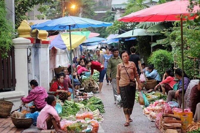 Boating in Nam Ngum Lake include Vang Xang historical site - Key Points