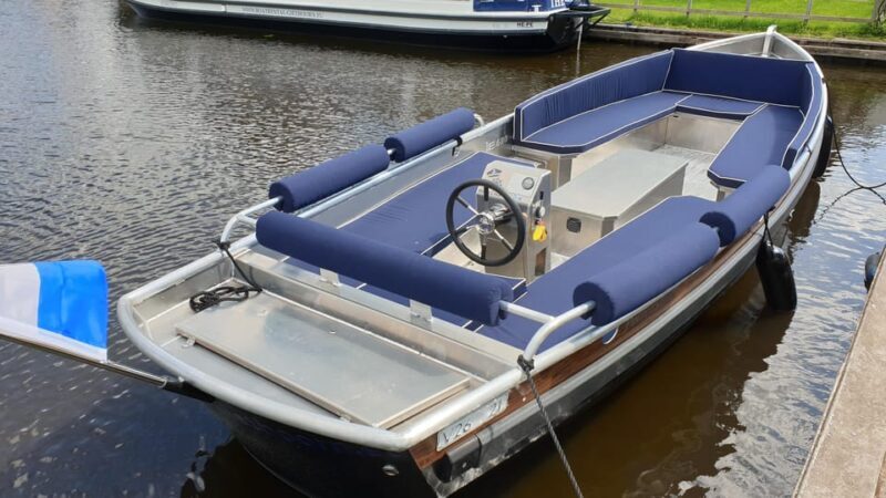 Boatrental 2 Hours 12 Person with Steeringwheel and cushions - An Overview of the Experience