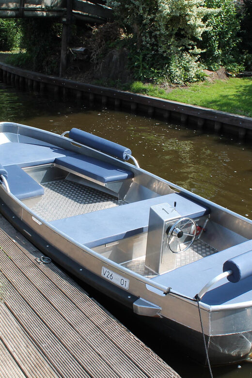 Boatrental 2 Hours 8 Person with Steeringwheel and cushions - Key Points