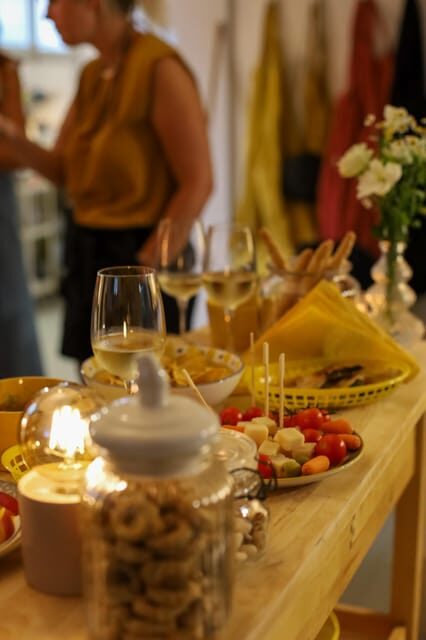 BOLOGNA APE IN LAB: Create your own jewelry while sipping a glass of wine! - Whats Included and Whats Not