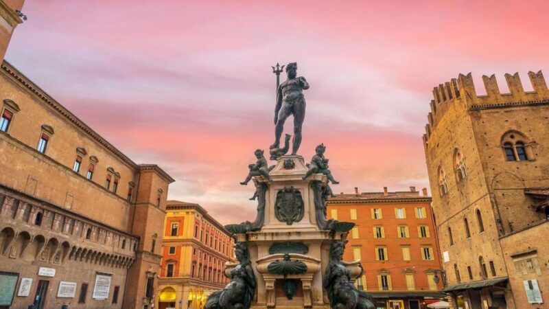 Bologna: Express Walk with a Local in 60 minutes - Practical Details and Group Size