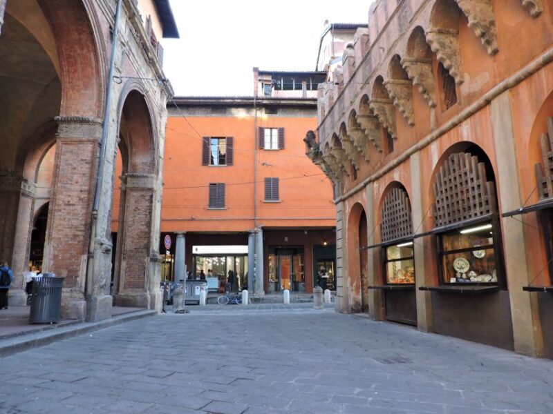 Bologna: Guided Architecture Walking Tour - Piazza Maggiore and San Petronio Basilica