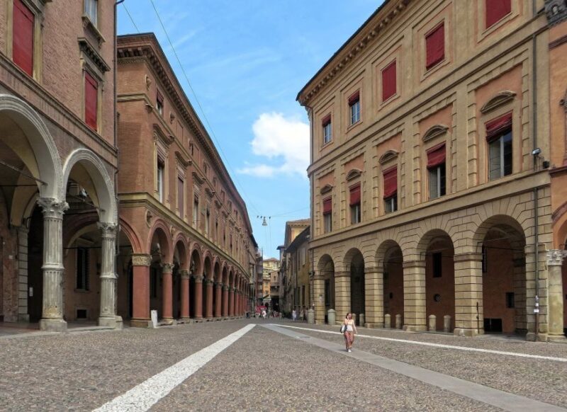 Bologna: Guided Architecture Walking Tour - Piazza del Nettuno and Palazzo d’Accursio