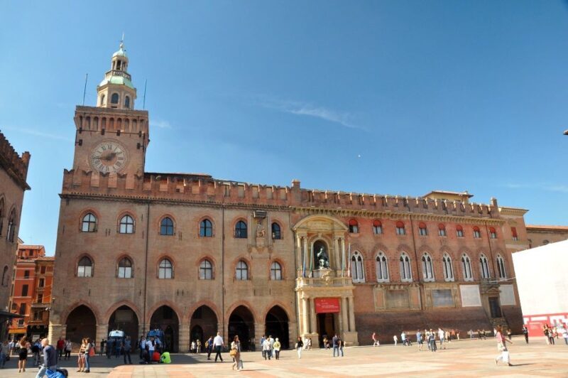 Bologna: Guided Architecture Walking Tour - Corte Isolani and San Giacomo Maggiore