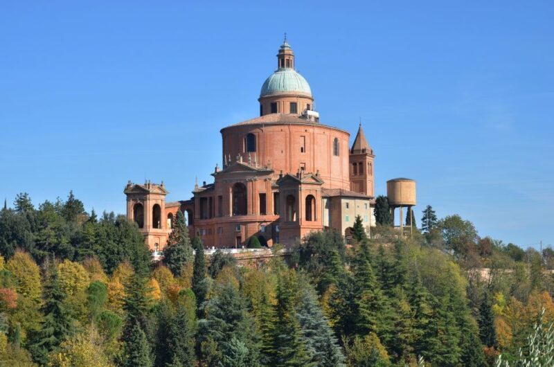 Bologna: Guided Architecture Walking Tour - Ending in the Quadrilatero Market District