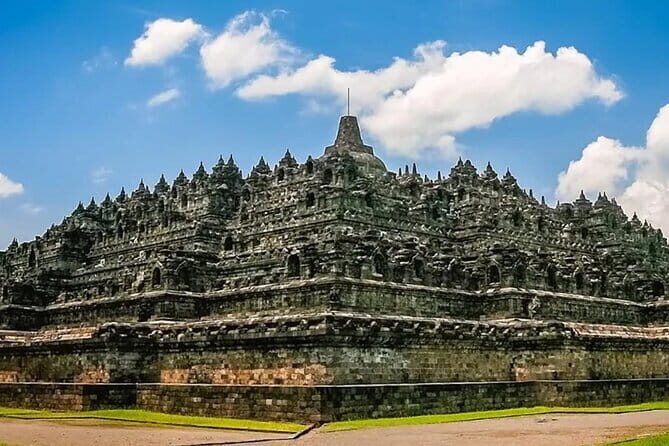 Borobudur Climb Up and Selogriyo Temple Rice Terraces Trekking - An In-Depth Look at the Tour Experience