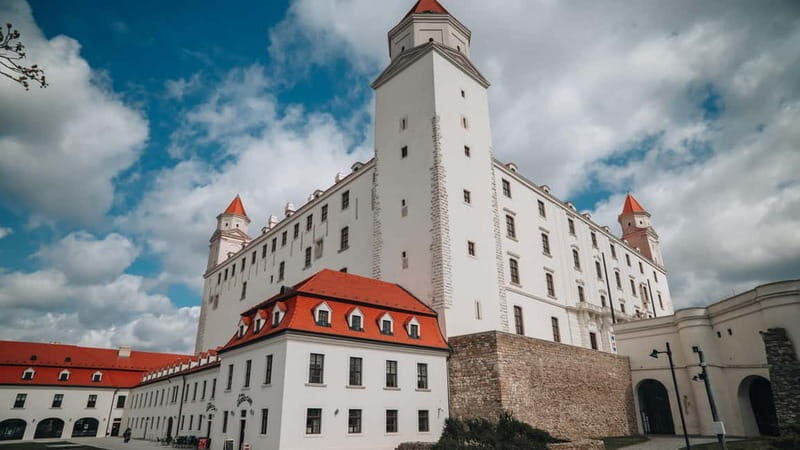 Bratislava and Budapest, two capitals in one day - Key Points