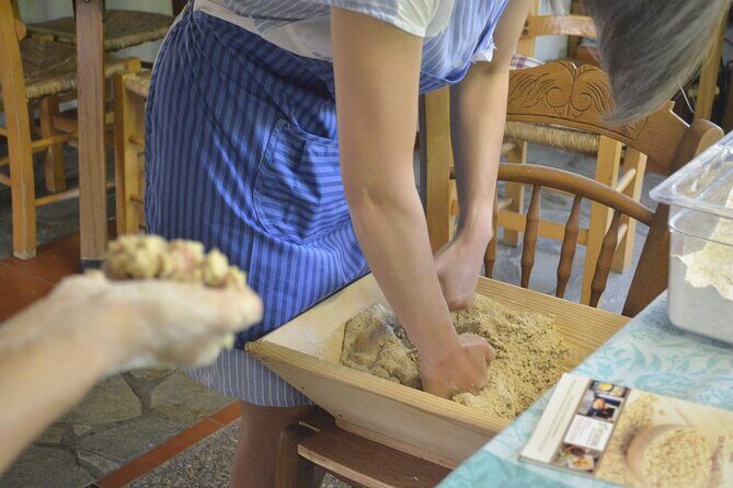 Bread and rusks with a Cretan mum in a village nearby Heraklion - Key Points