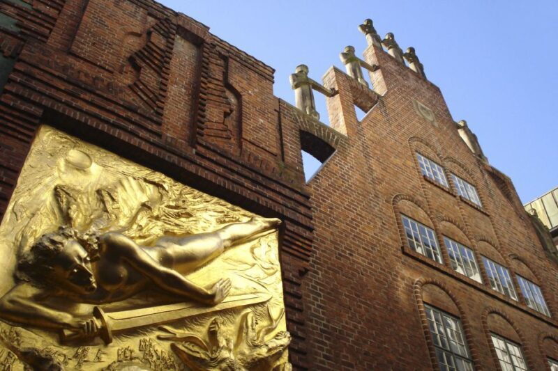 Bremen: Old Town Tour with Costumed Performer & Tour Guide - Key Points