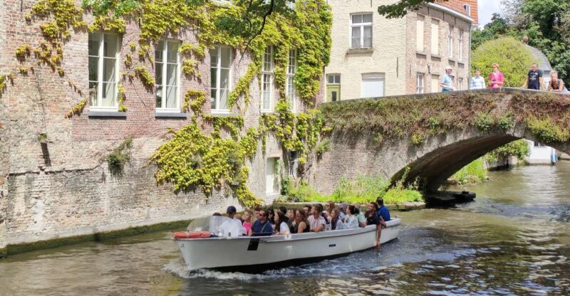 Bruges: Small Group Boat Cruise and Guided Walking Tour - Discover Bruges with a Small Group Boat and Walking Tour