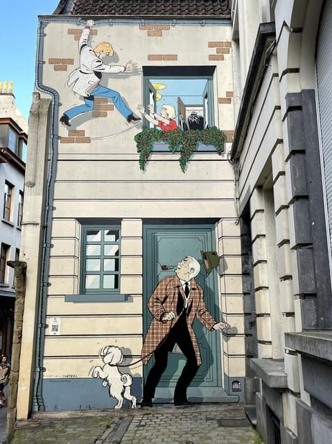 Brussels: 2 hours Private Walking Tour of the Comics Walls - The Role of Guides and Personalization