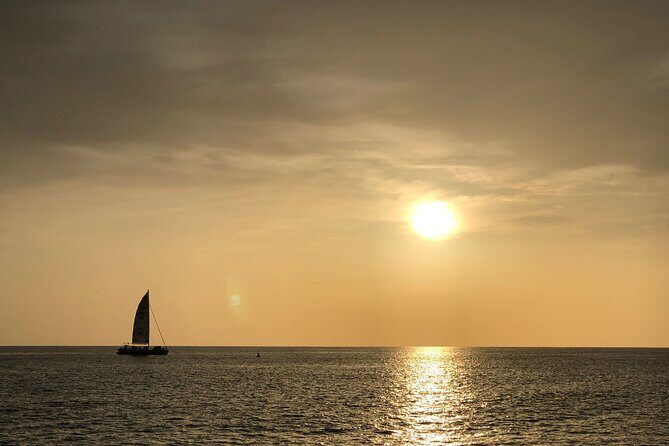 Bubbly Sunset Cruise - The Atmosphere