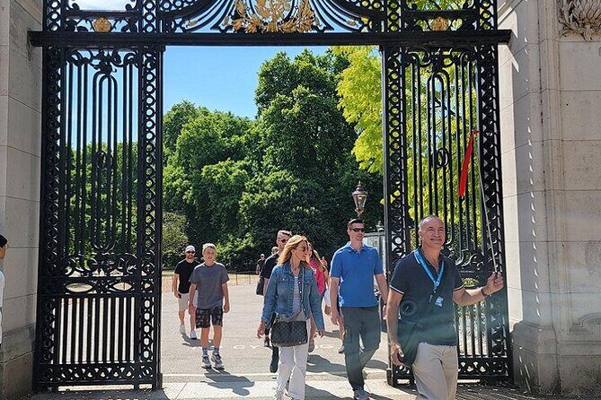 Buckingham Palace: Walking Tour with Entry & Audio Guide - The Realities of the Experience
