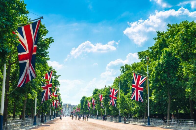 Buckingham Palace & Windsor Castle: Full-Day Tour - Discovering Windsor Castle and the Town