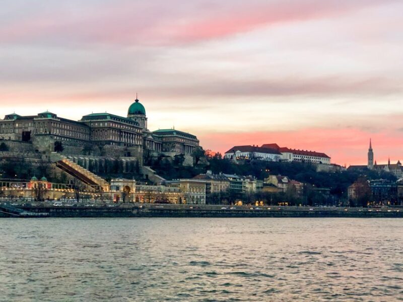 Budapest: 1-Hour Evening Sightseeing Cruise with Drink - Key Points