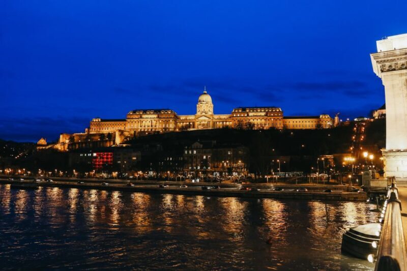 Budapest: 1-Hour Evening Sightseeing Cruise with Drink - Who Will Love This Tour?