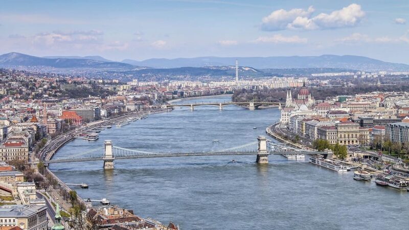 Budapest: 2 Hour City Highlights Tour with Local - The Sum Up