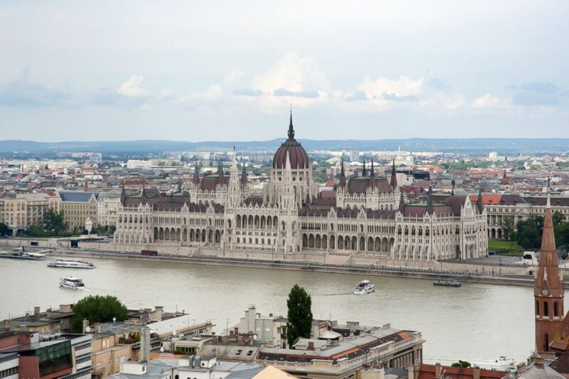 Budapest 3-Hour Walking Tour in Italian - Key Points