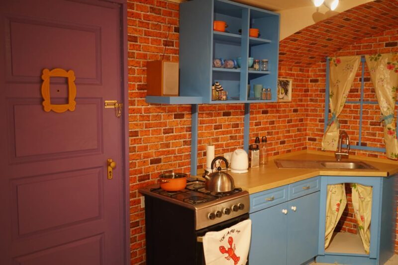 Budapest: 90s Sitcom Escape Room Adventure with Drinks - Who This Experience Is Perfect For