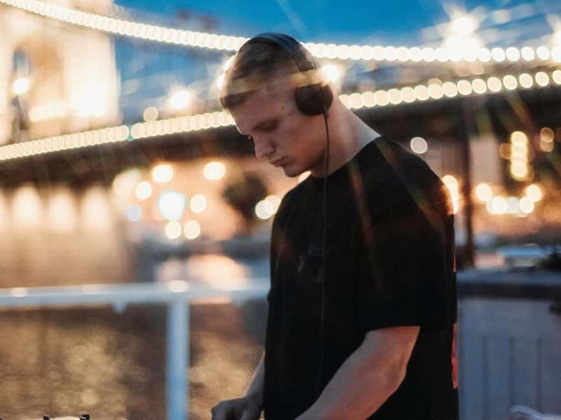 Budapest: BBQ Dinner Cruise w/ Live Music & Unlimited Drinks - Key Points