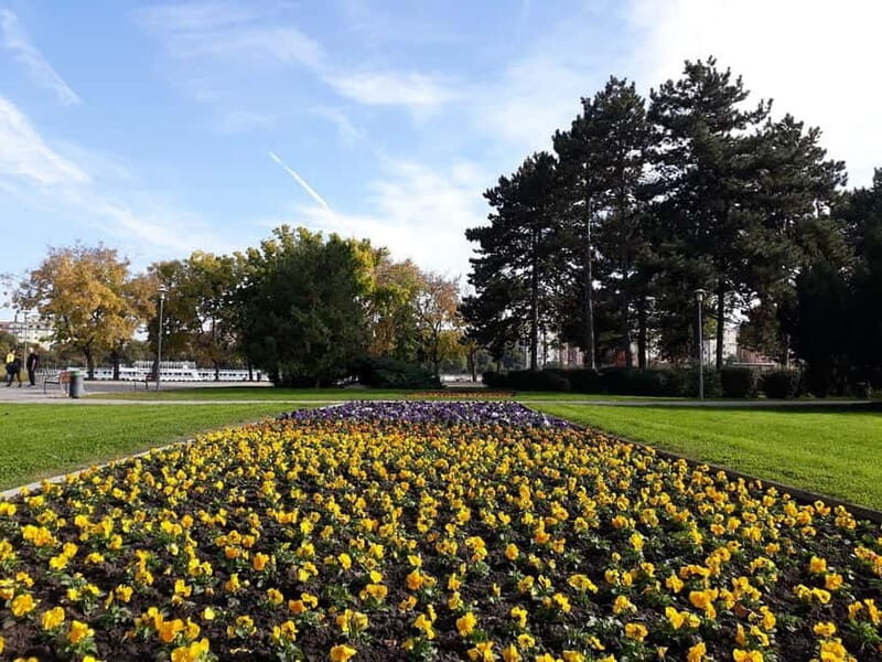 Budapest: Best Gardens Walking Tour & Hungarian Folk Music - Key Points