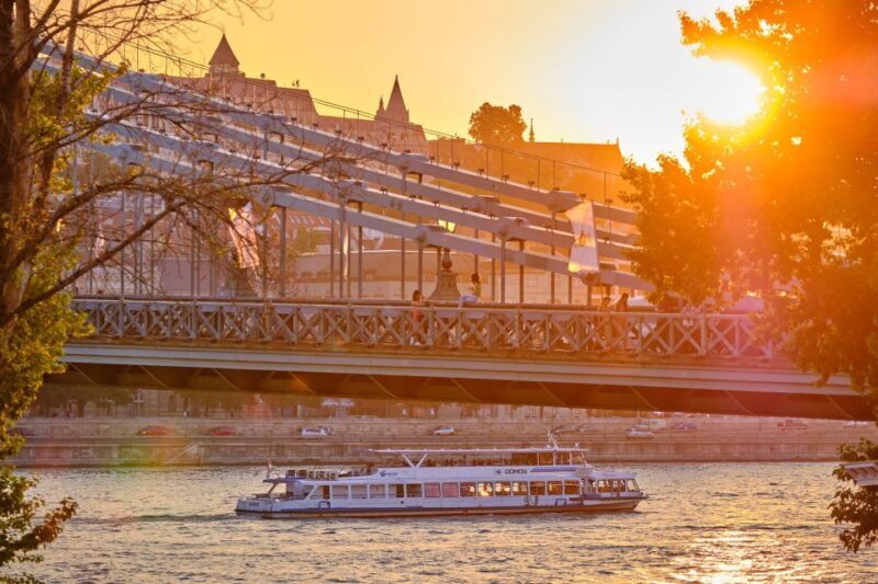Budapest: By Night Sightseeing Cruise with Welcome Drink - FAQ