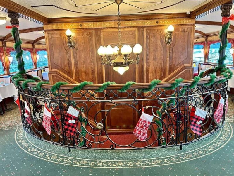 Budapest: Christmas and Holiday Danube Dinner Cruise - Key Points