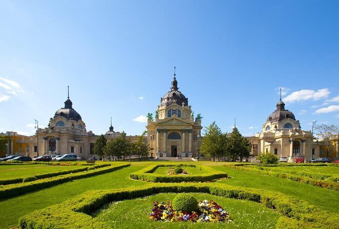 Budapest Downtown Walk with Chimney Cake and Metro Pass - Key Points
