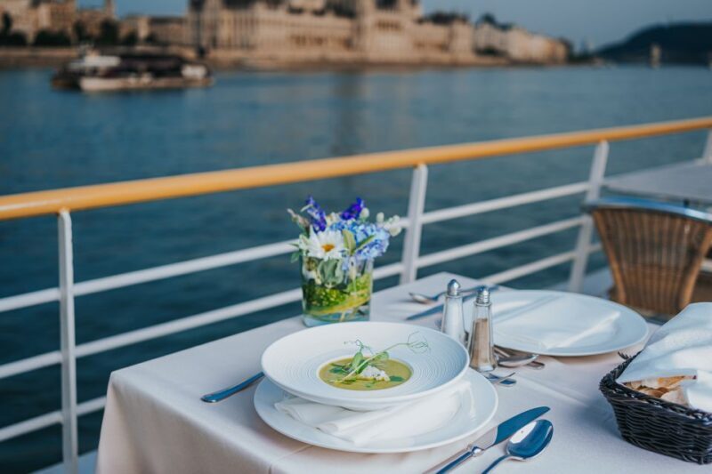 Budapest: Evening Cruise and Dinner with Welcome Drink - Key Points