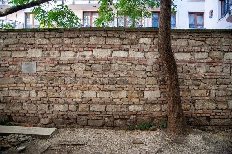 Budapest: Ghetto Wall Exhibition Tour with History Guide - Authenticity and Respect