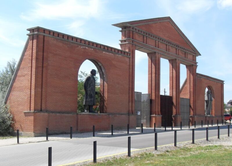 Budapest Half-Day Tour: Life Behind the Iron Curtain - An Informed Look at the Experience