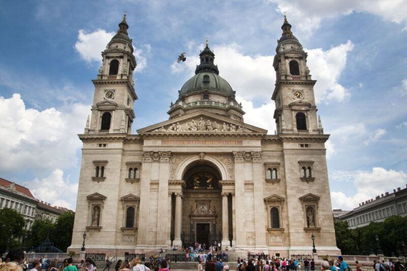 Budapest: Inner City Walking Tour in German - Key Points