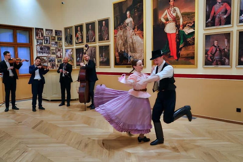 Budapest: Live Folklore Show in the Castle District - Key Points